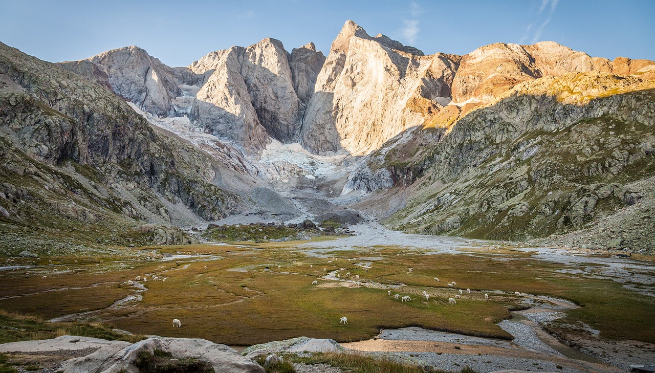 Podróż do znanych na całym świecie miejscach w Pirenejach, po stronie ...